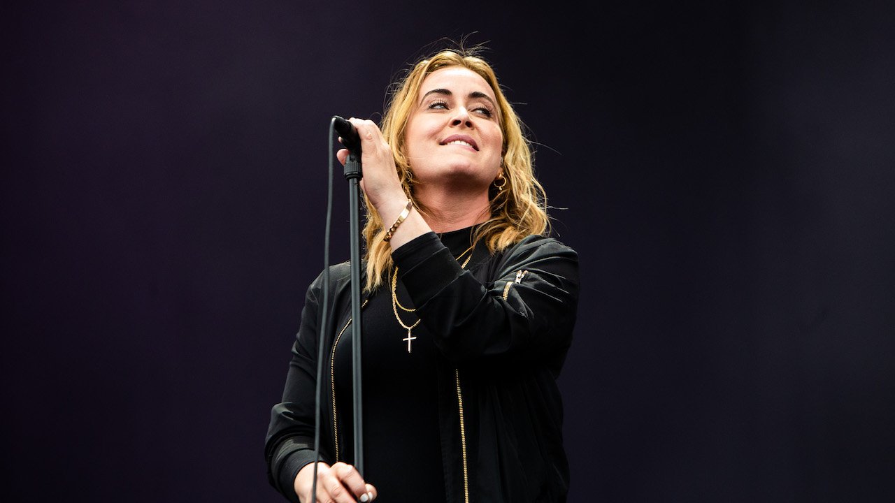 Anouk onder vuur na transfobe post op Instagram Threads - Newsmonkey