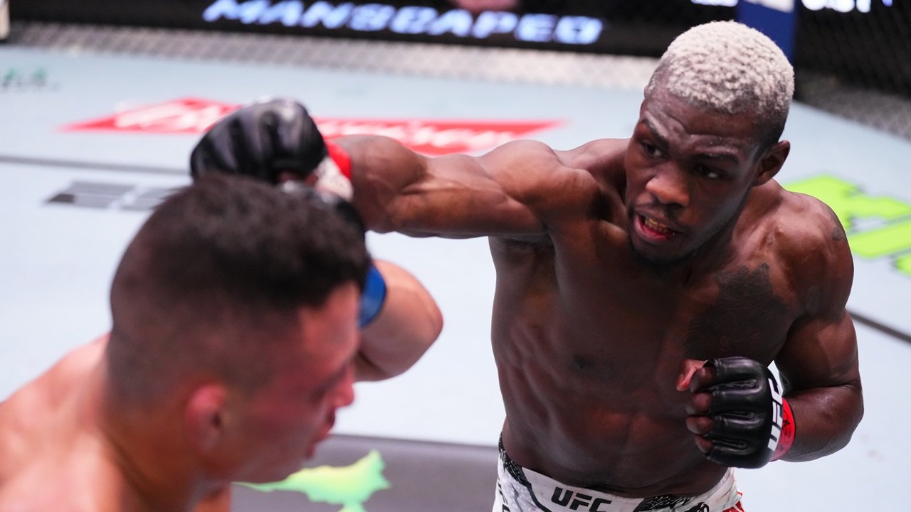 Belgische MMA-vechter Bolaji Oki wint bij zijn debuut in de UFC ...
