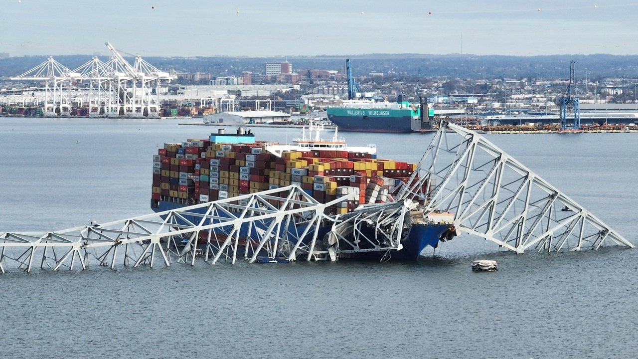 Gigantische brug in Amerikaanse stad Baltimore stort in na aanvaring ... Gigantische brug in Amerikaanse stad Baltimore stort in na aanvaring ...