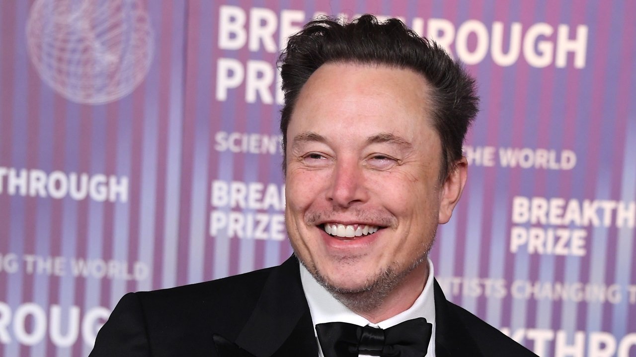 Elon Musk breekt record: eerste persoon ooit met een vermogen boven 500 ...