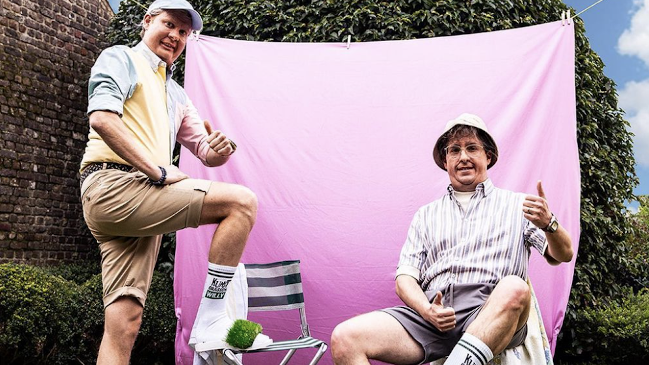 'Nonkels' lanceert merch: Sokken en slippers van Kunstgrassen Willy ...