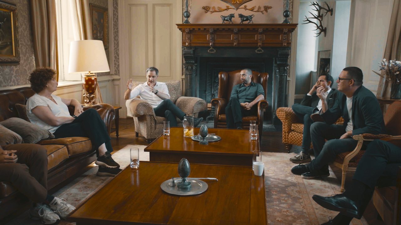 'Het Conclaaf': Gemoederen lopen op tijdens debat over gendergelijkheid ...