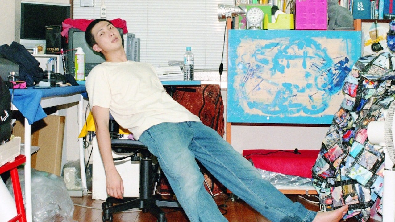 RM (BTS) zegt met album 'Right Place, Wrong Person' dat het oké is om ...