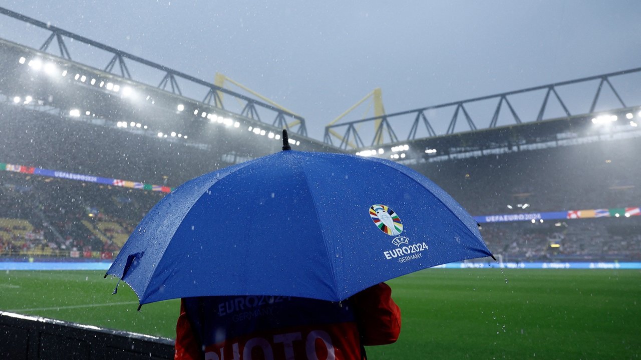 EK voetbal: Stortvloed voor match tussen Turkije en Georgië - Newsmonkey EK voetbal: Stortvloed voor match tussen Turkije en Georgië - Newsmonkey