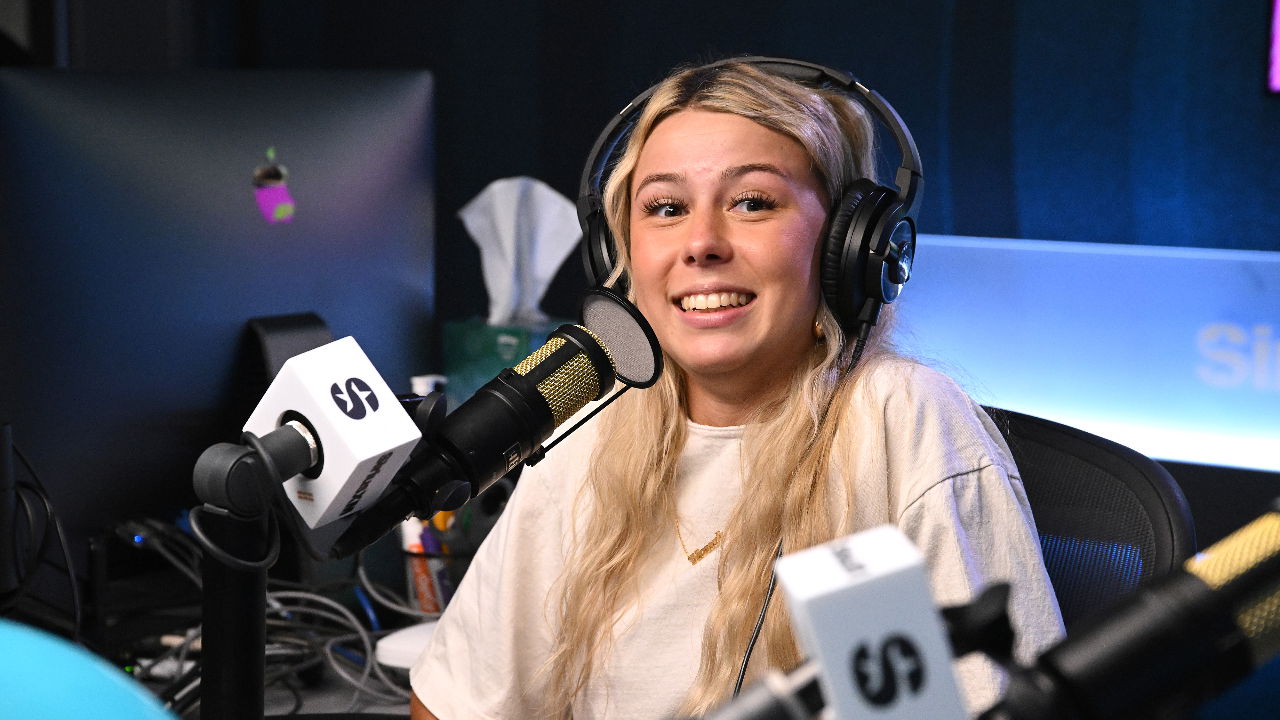 Podcast 'Talk Tuah' van ‘Hawk Tuah’-girl derde populairste podcast in ...