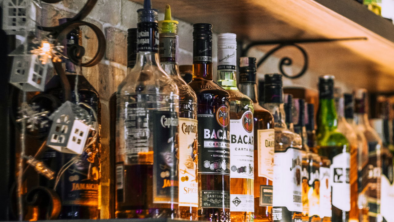 Bacardi-Cola in blik: Coca-Cola lanceert nieuwe cocktail - Newsmonkey