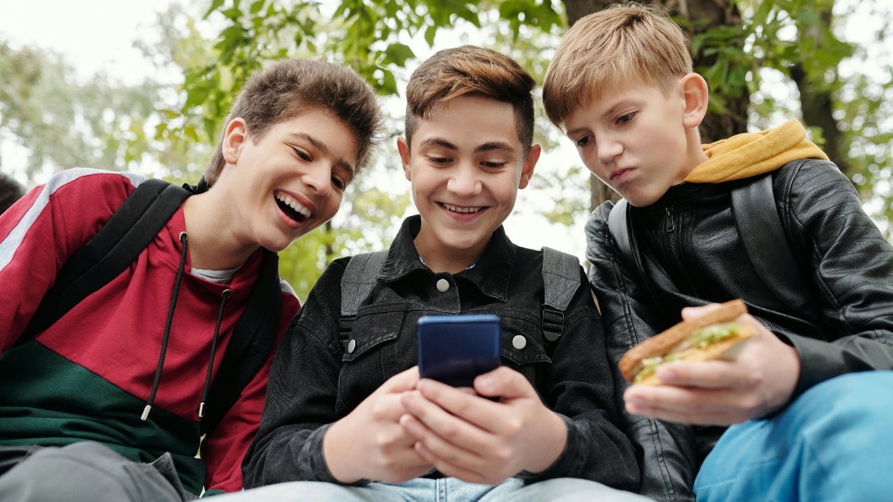 Europa pakt schermverslaving onder jongeren aan - Newsmonkey