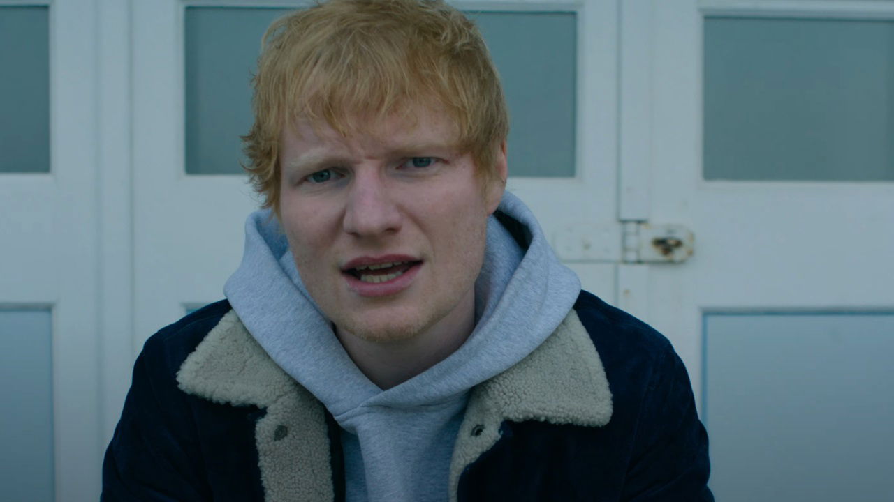 Ed Sheeran lanceert kersthit 'Under the Tree' voor Netflixfilm 'That ...