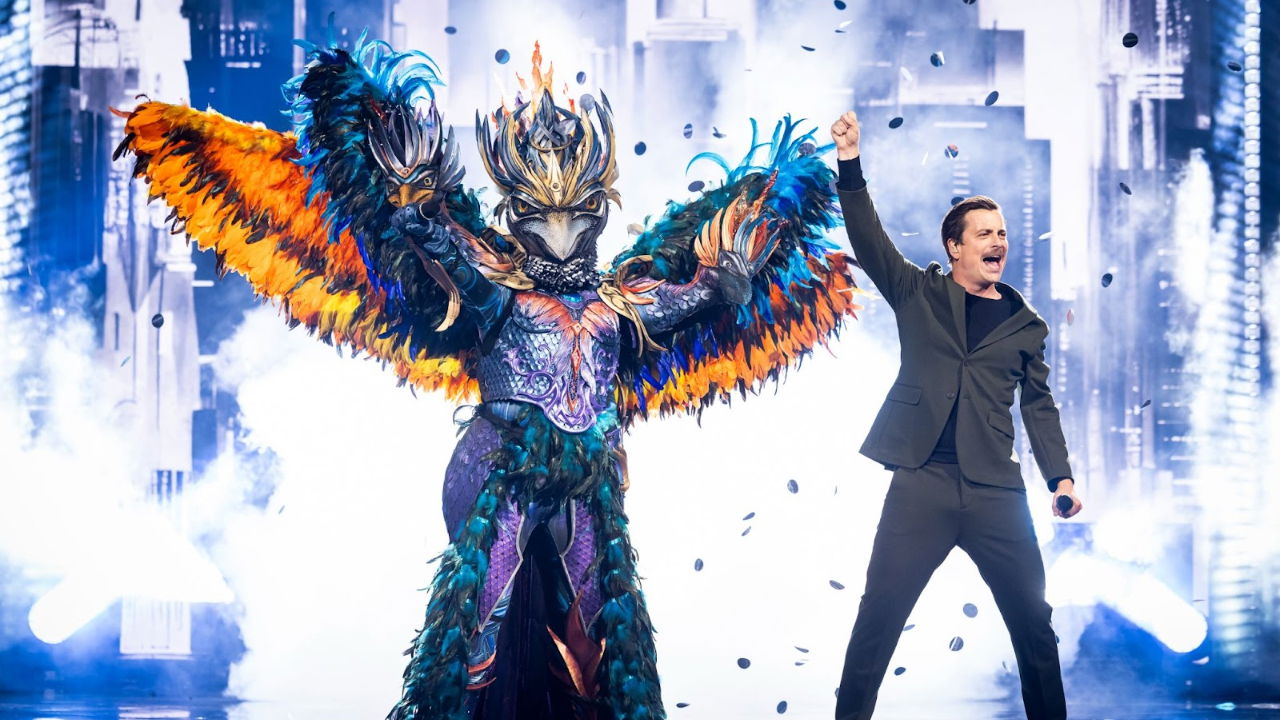 'The Masked Singer': Niels Destadsbader voelt Feniks aan de tand ...
