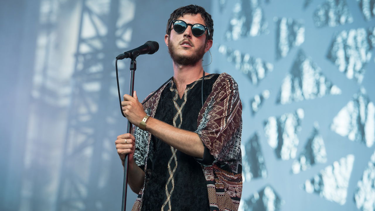 Max Colombie (Oscar and the Wolf) slachtoffer van homohaat na optreden ...