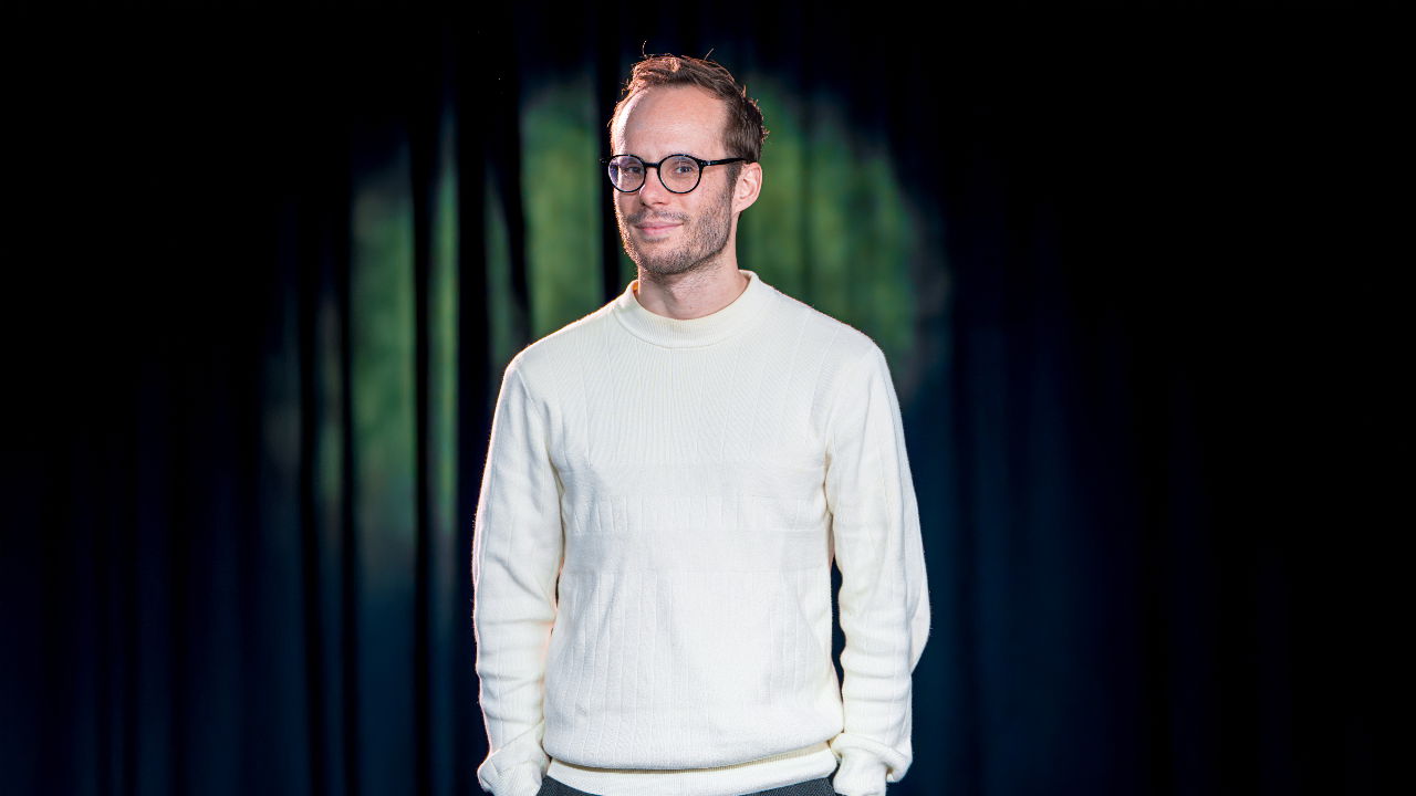 Qmusic-dj Vincent Fierens heeft teelbalkanker en vertelt daarover in ...