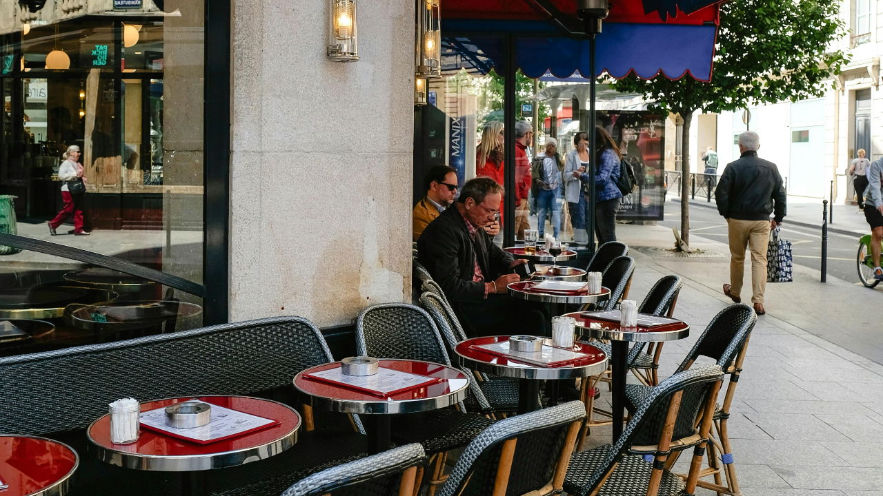 Nieuwe federale regering wil volledig rookverbod op terrassen - Newsmonkey