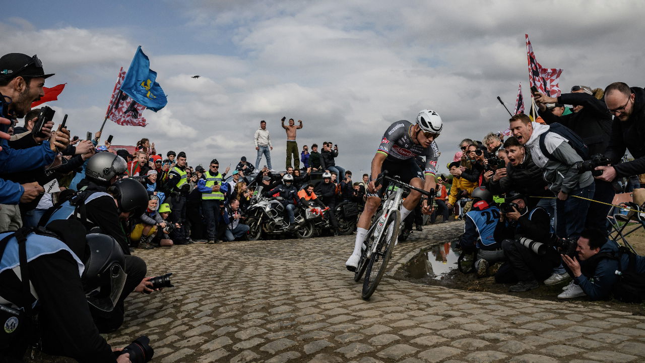 Man die tijdens Parijs-Roubaix bidon gooide naar Mathieu van der Poel ...