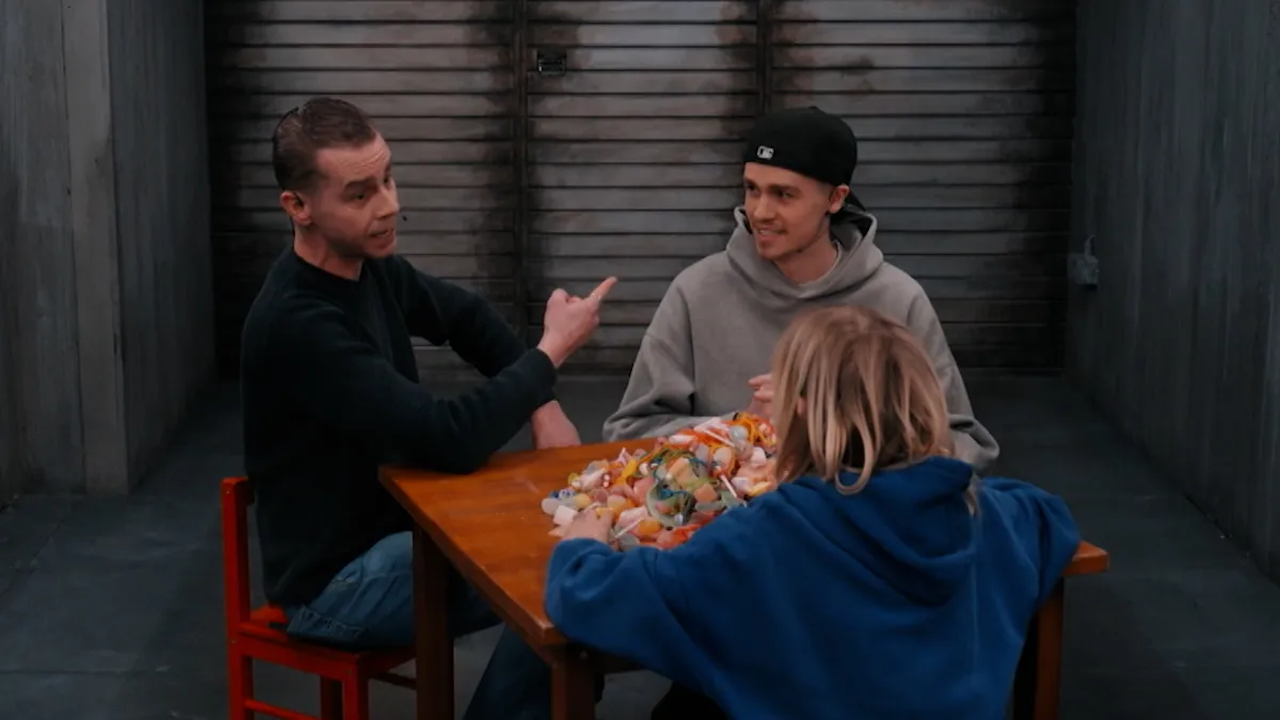 'Kamp Jeroom': Sam en Kenji Gooris stelen snoepjes van een kind in ...