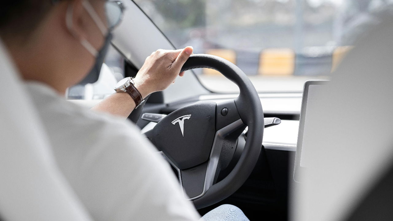 Elon Musk onder vuur door ongeval met Autopilot van Tesla - Newsmonkey