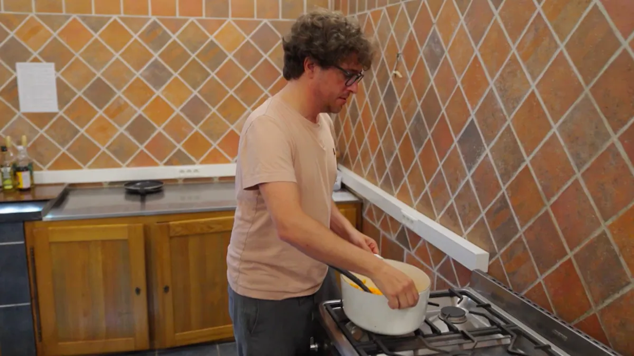 'Komen Eten': Jelle De Beule in de clinch met de voice-over van Peter van Asbroeck - Newsmonkey