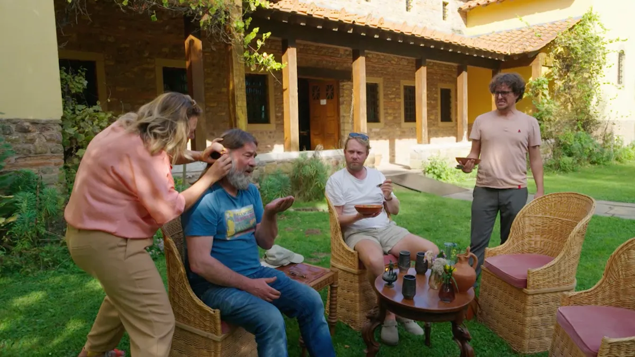 'Komen Eten': Oor van Wim Willaert wordt gepiercet tijdens etentje bij ...