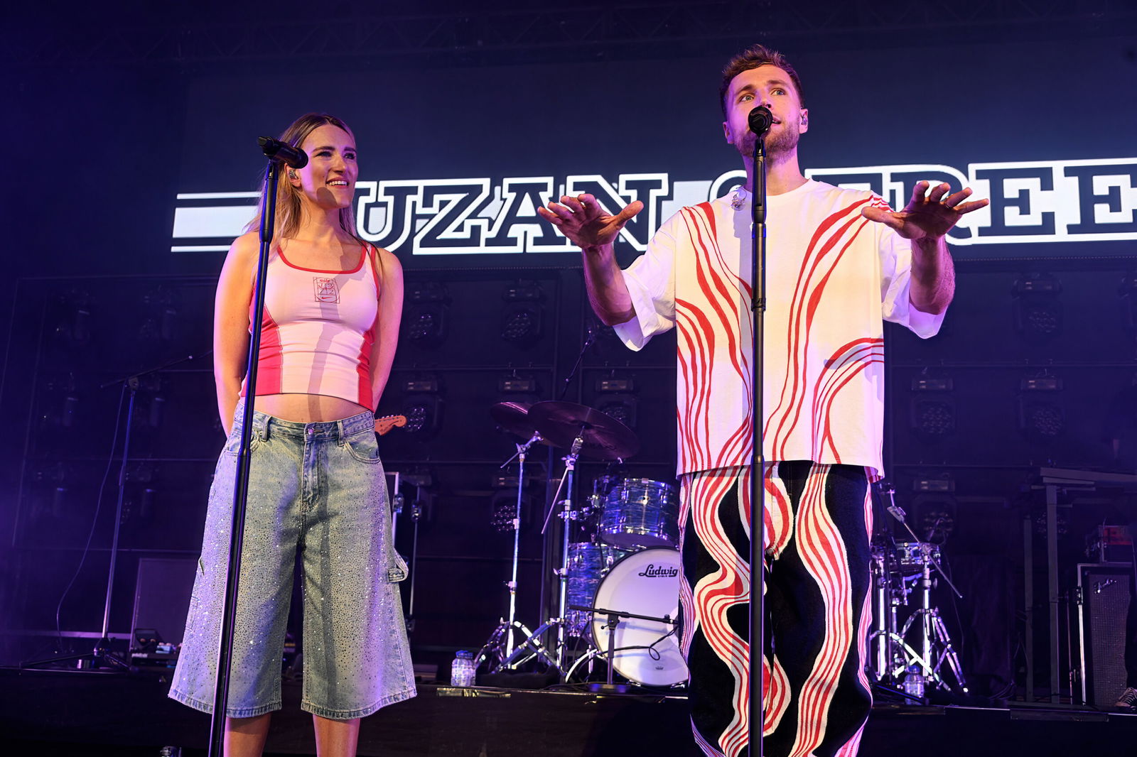 Suzan en Freek kondigen megaconcert in voetbalstadion aan