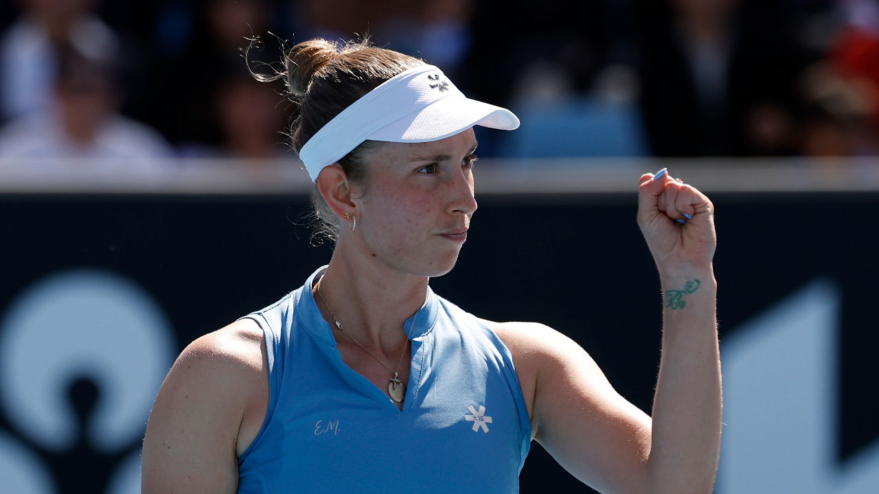 Elise Mertens komt terug na een trage start en haalt de derde ronde van ...
