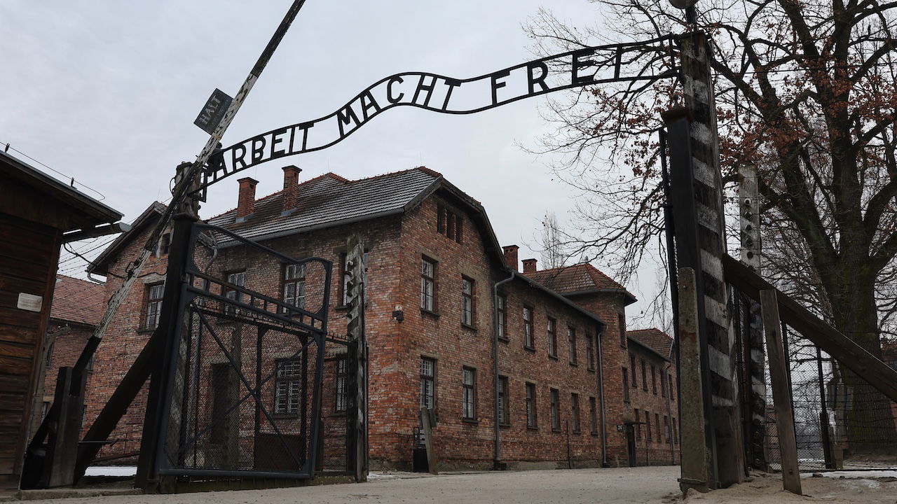 AI maakt verzonnen Holocaust-beelden: Historici trekken aan alarmbel ...