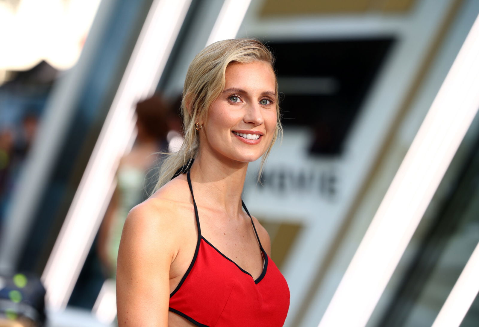 Callie Cooke en Keanu Reeves in nieuwe actiefilm van Warner Bros ...