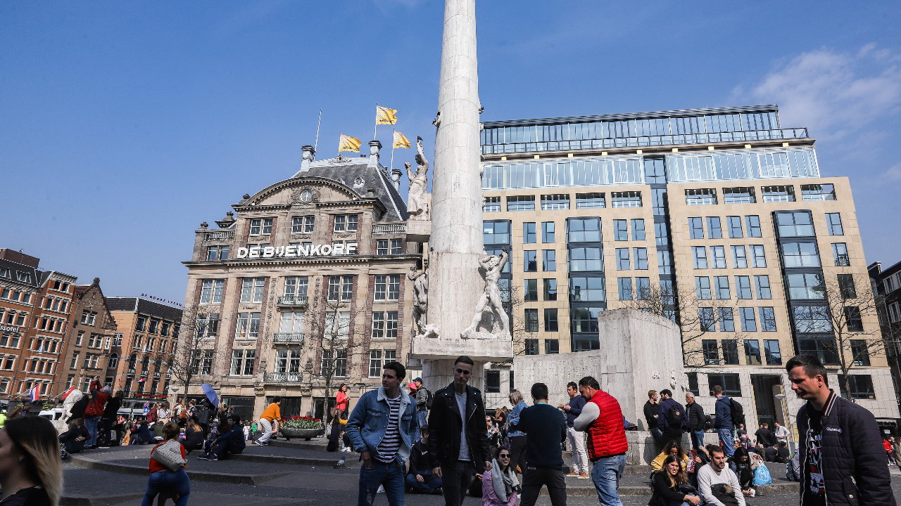 Nationaal Monument in Amsterdam beklad met rode verf - Newsmonkey