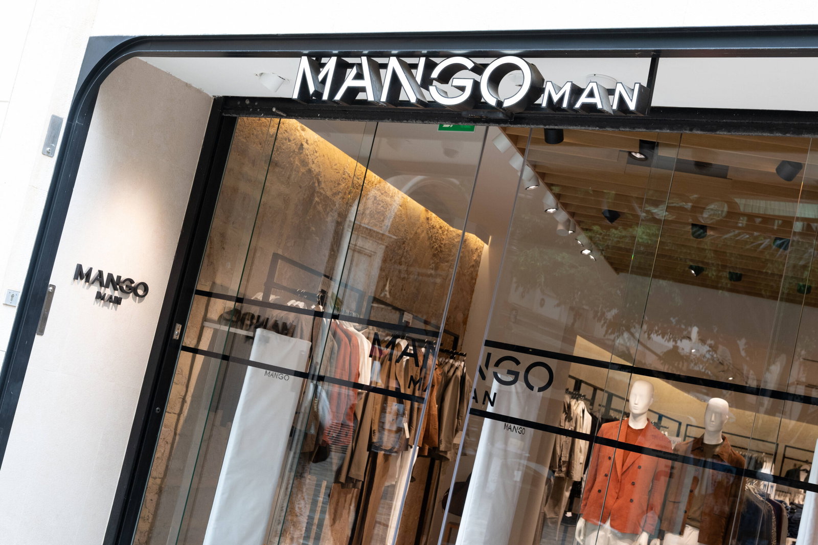Mango‑erfgenaam gearresteerd in onderzoek naar dood van zijn vader ...