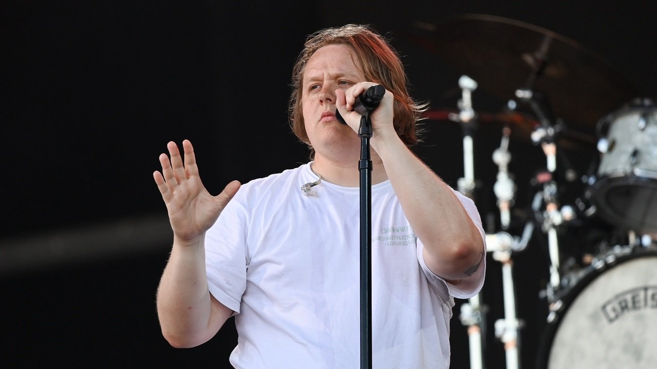Lewis Capaldi viert comeback op Glastonbury en gaat weer touren ...