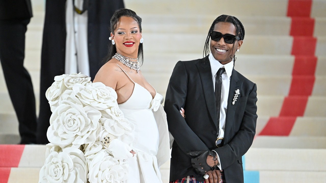 Rihanna wakkert geruchten over huwelijk aan met Savage X Fenty 'Bridal ...